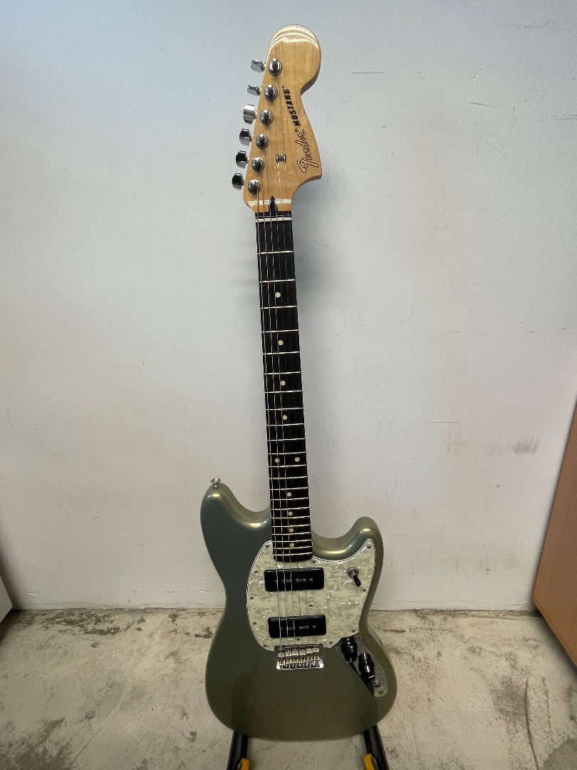 Hold - Fender Mustang (MP90 pickups), 興趣及遊戲, 音樂樂器 & 配件, 樂器 - Carousell
