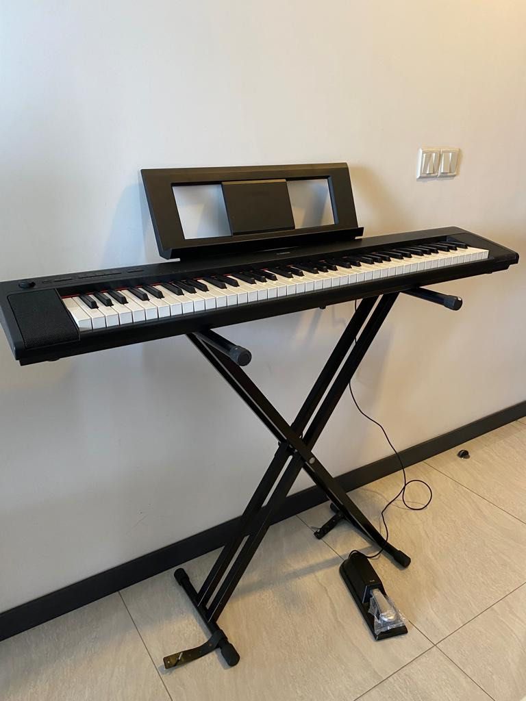 Yamaha keyboard with stand and sustained pedal, Hobbies & Toys, Music & Media, Musical ...
