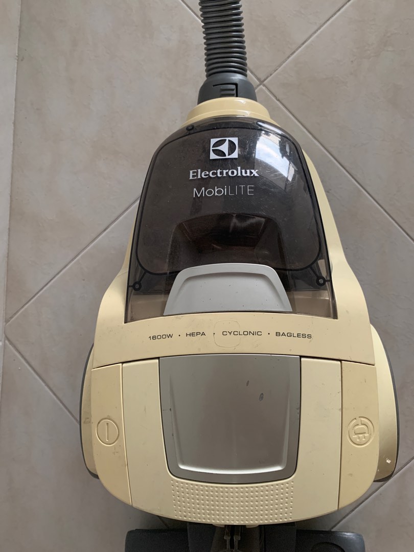 Electrolux bagless vacuum cleaner, TV & Home Appliances, Vacuum Cleaner ...