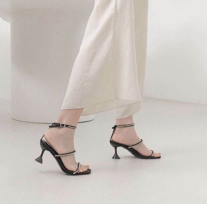 Hue Manila Jada Noir, Women's Fashion, Footwear, Heels on Carousell