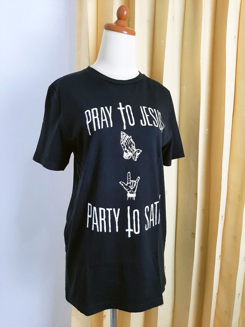 Kaus Sablon Plastisol Justice Metal, Fesyen Wanita, Pakaian Wanita ...