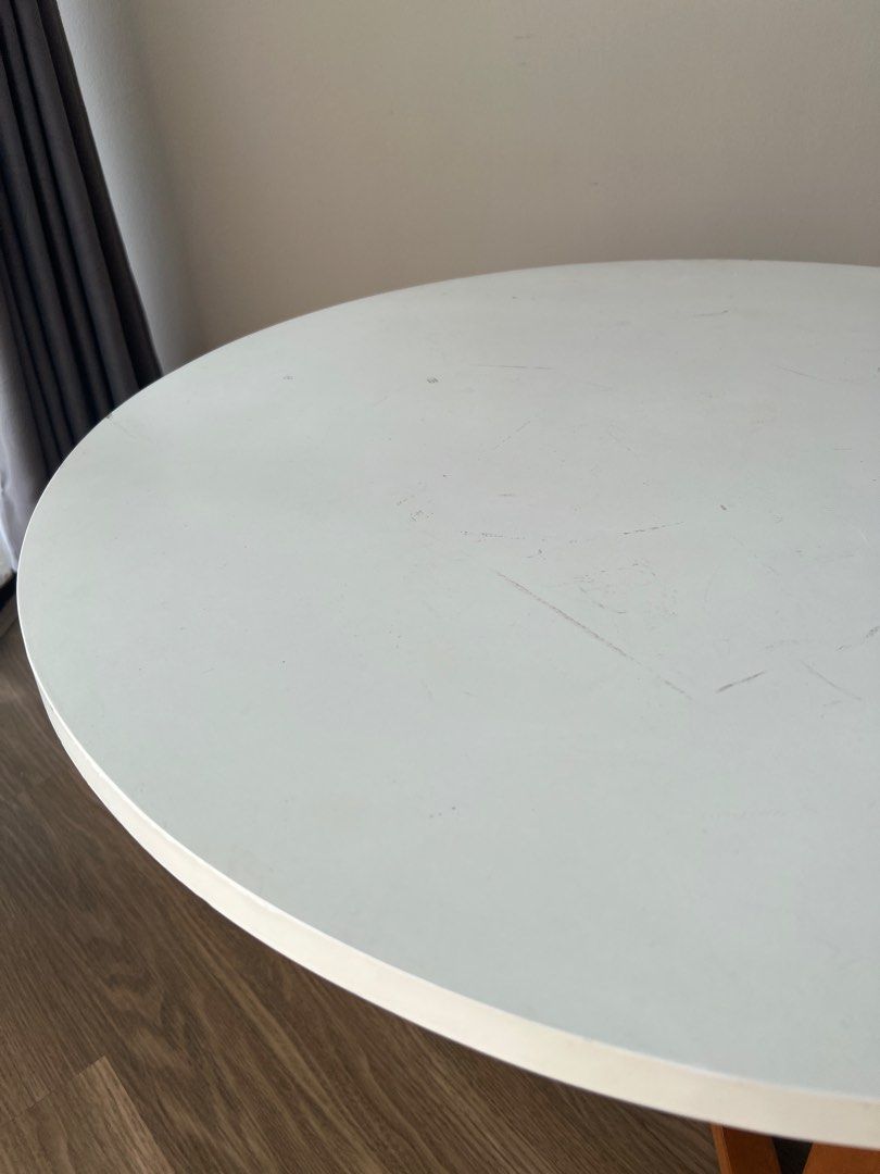 Meja bulat putih kayu, Perabotan Rumah di Carousell