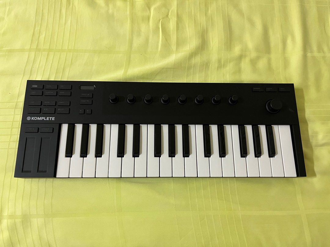 Native Instruments Komplete Kontrol M32, Hobbies & Toys, Music & Media ...