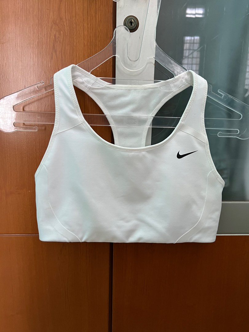 Nike - White sports bra, Olah Raga, Baju Olahraga di Carousell