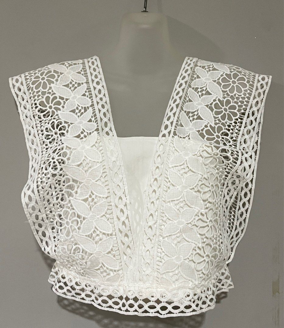 Simple white top - like new, Women's Fashion, Tops, Sleeveless on Carousell