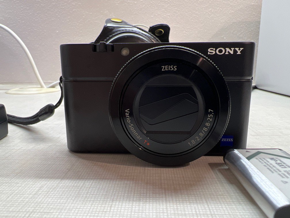 Sony RX100 IV, Photography, Cameras on Carousell