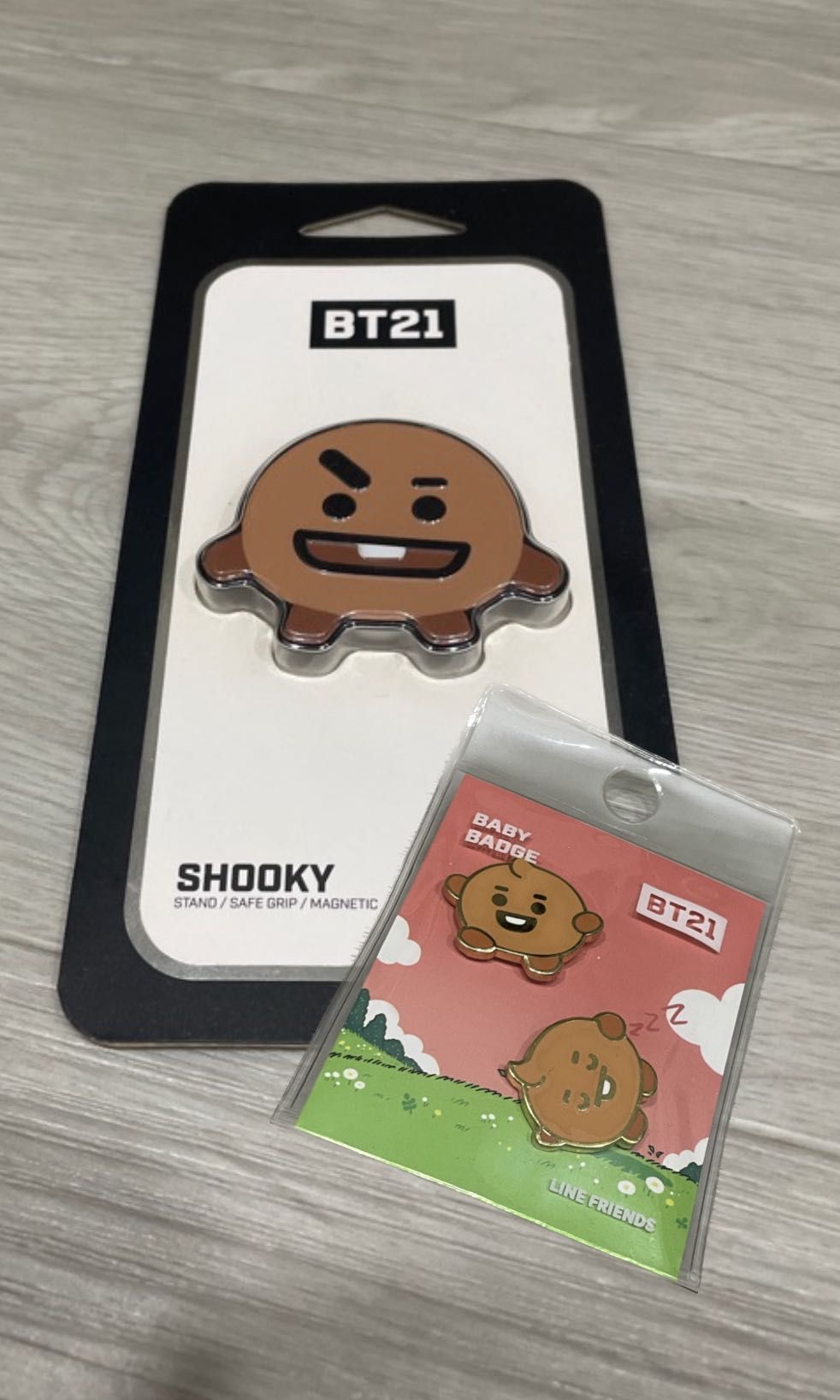 BT21 Shooky Griptok Badge, Hobbies & Toys, Memorabilia & Collectibles ...