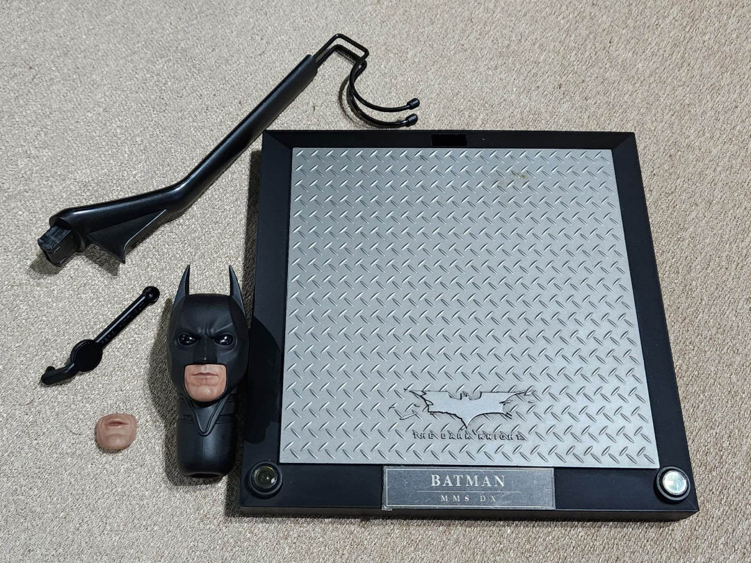 Hot Toys Batman Light-up Head and Stand / Base - DX02, Hobbies & Toys ...