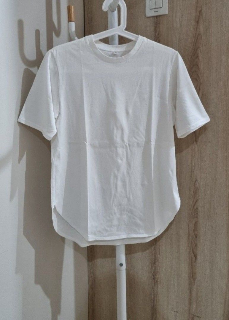 Kaos putih uniqlo/1886, Fesyen Wanita, Pakaian Wanita, Atasan di Carousell