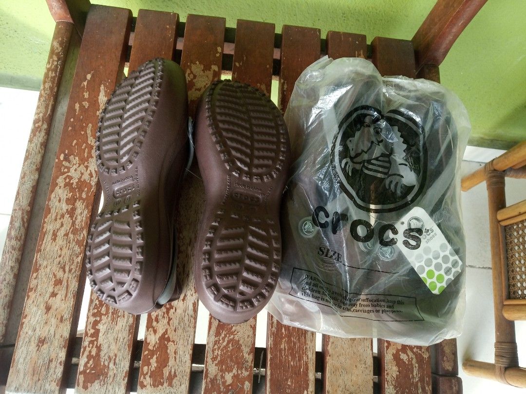Crocs shoe W9, Women's Fashion, Footwear, Flats on Carousell