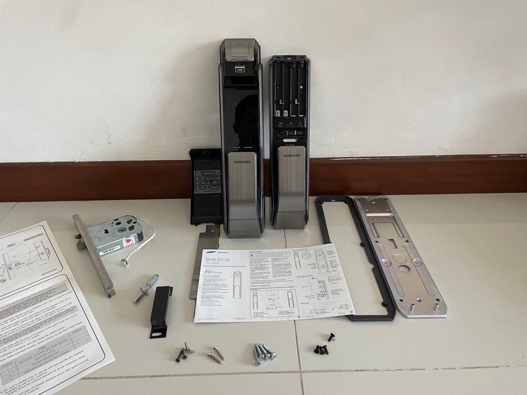 Samsung smart door lock SHS-P718, Furniture & Home Living, Security ...