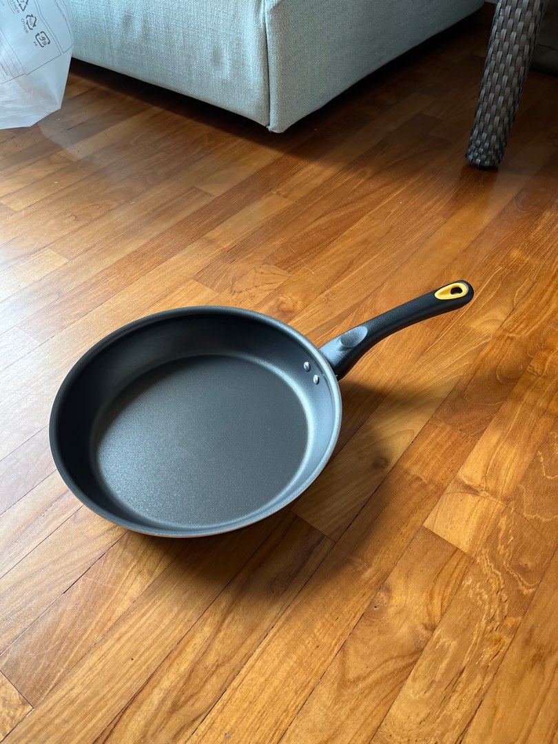 26cm frying pan (Meyer), Furniture & Home Living, Kitchenware ...