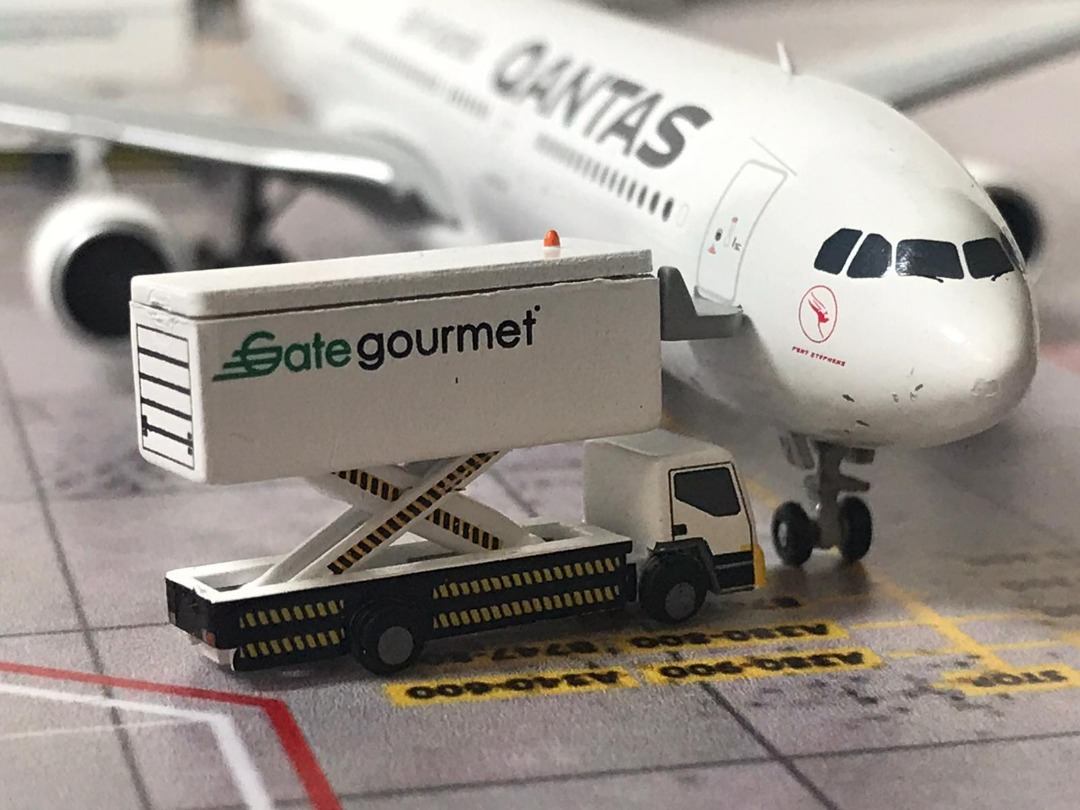 Aircraft Catering Truck 1/400, Hobbies & Toys, Toys & Games on Carousell