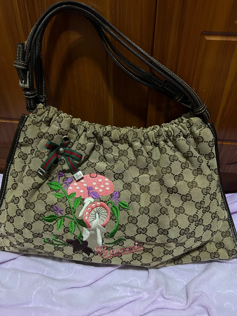 Gucci hand / shoulder bag on Carousell