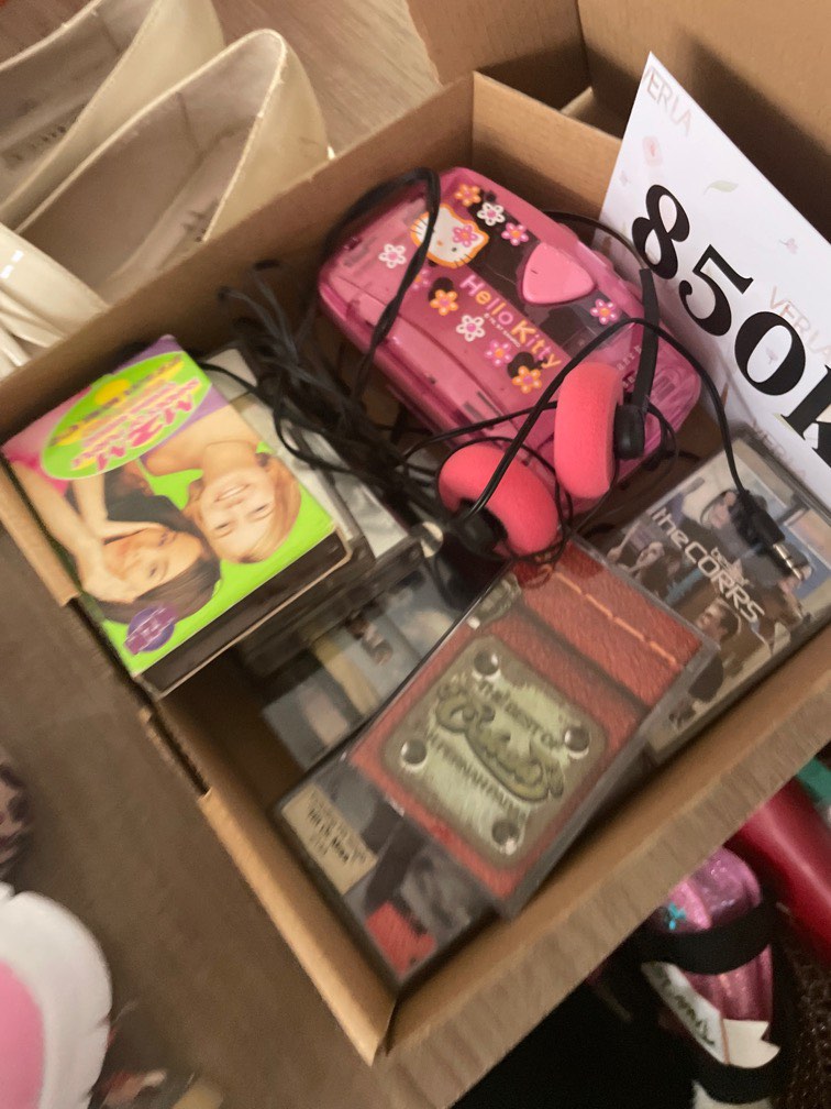 Hello kitty walkman and headset, Antik, Lainnya di Carousell
