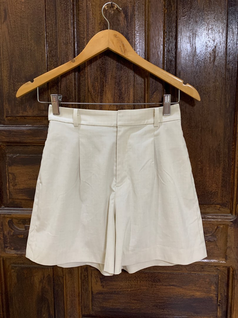 Uniqlo Smart Shorts, Women's Fashion, Bottoms, Shorts on Carousell