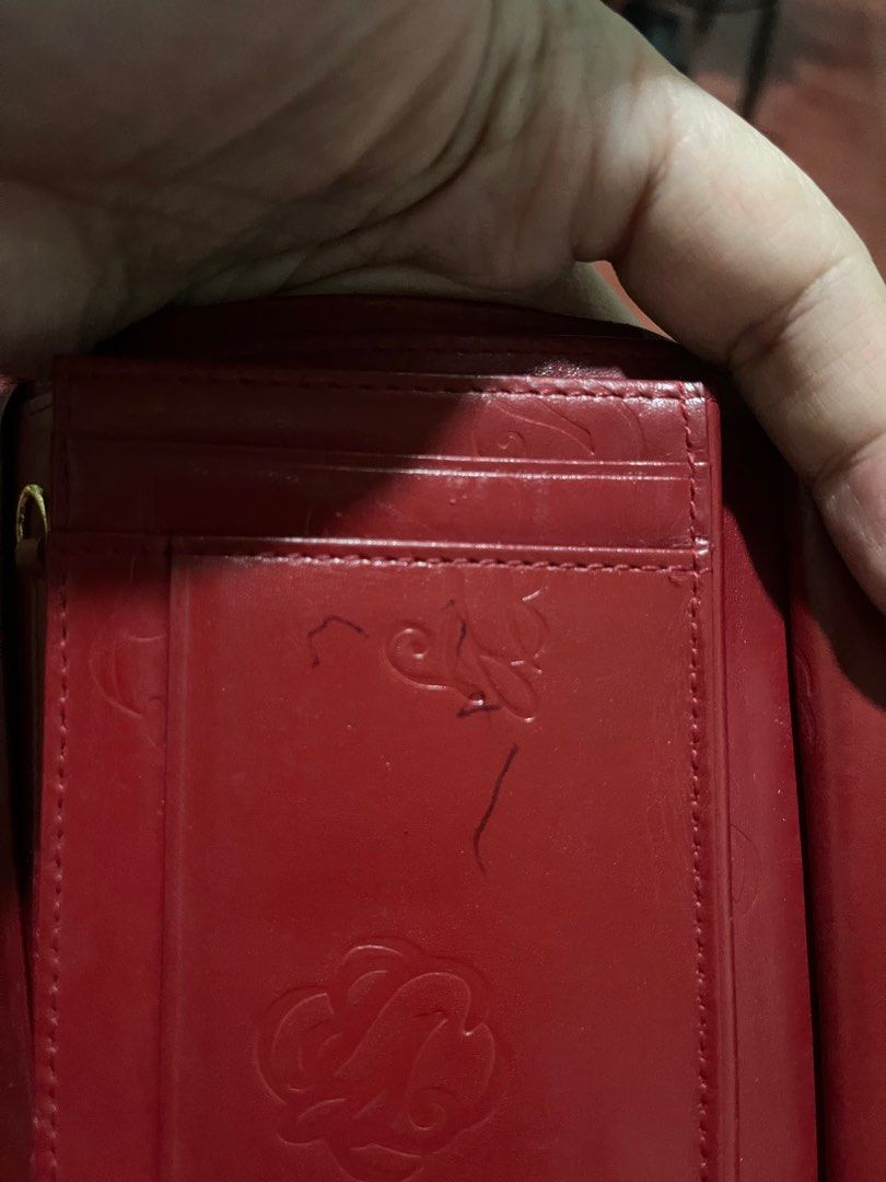 Vincis Bench trifold, Women's Fashion, Bags & Wallets, Wallets & Card ...