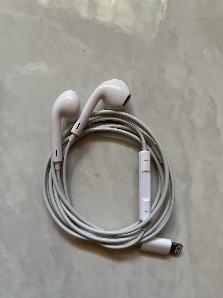 Apple earpods (lightning cable), Audio, Earphones on Carousell
