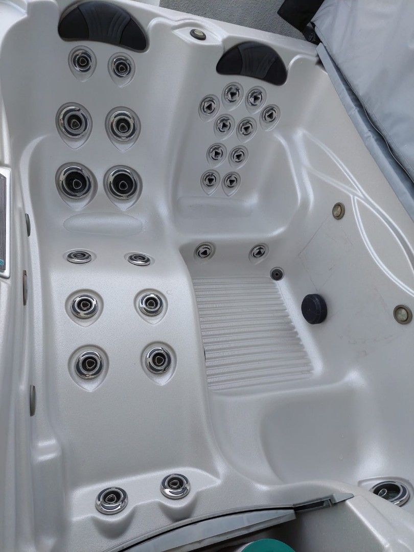 Luxury Island spas Jacuzzi/bathtub from USA, Furniture & Home Living ...