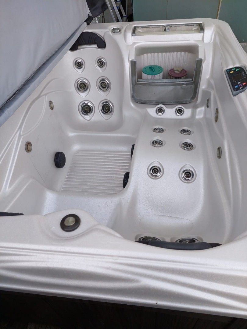 Luxury Island spas Jacuzzi/bathtub from USA, Furniture & Home Living ...