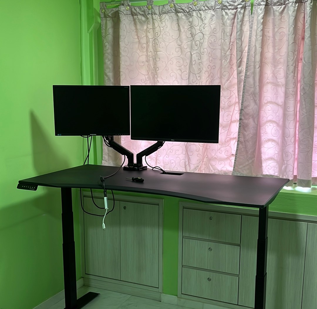 Omnidesk pro, Furniture & Home Living, Furniture, Tables & Sets on Carousell