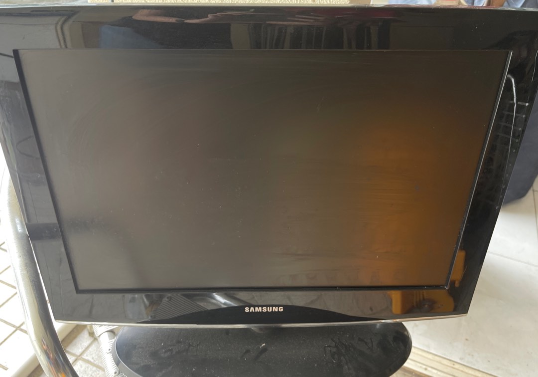 *spoilt* samsung monitor, TV & Home Appliances, TV & Entertainment, TV ...