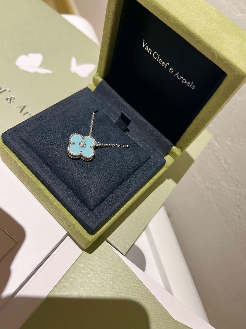 BNIB Authentic VCA Van Cleef Arpels Holiday Pendant 2022 , Luxury ...