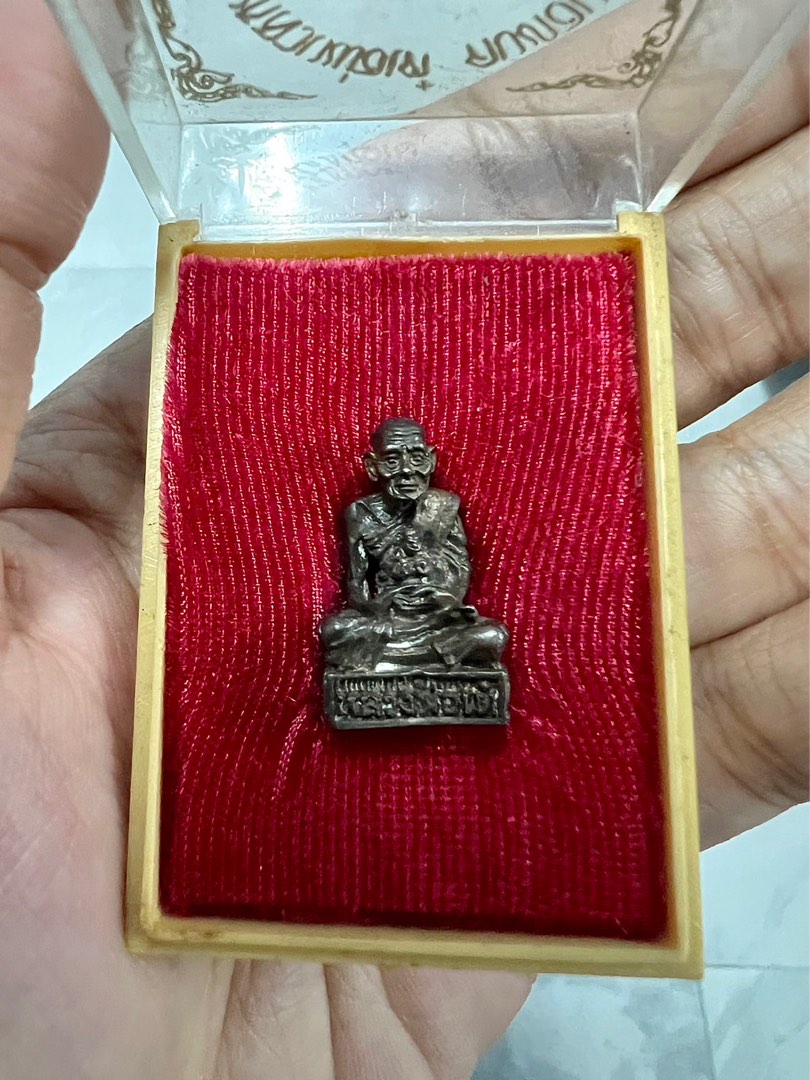 Lp Tae Roop Lor carrying kmt, Hobbies & Toys, Memorabilia ...