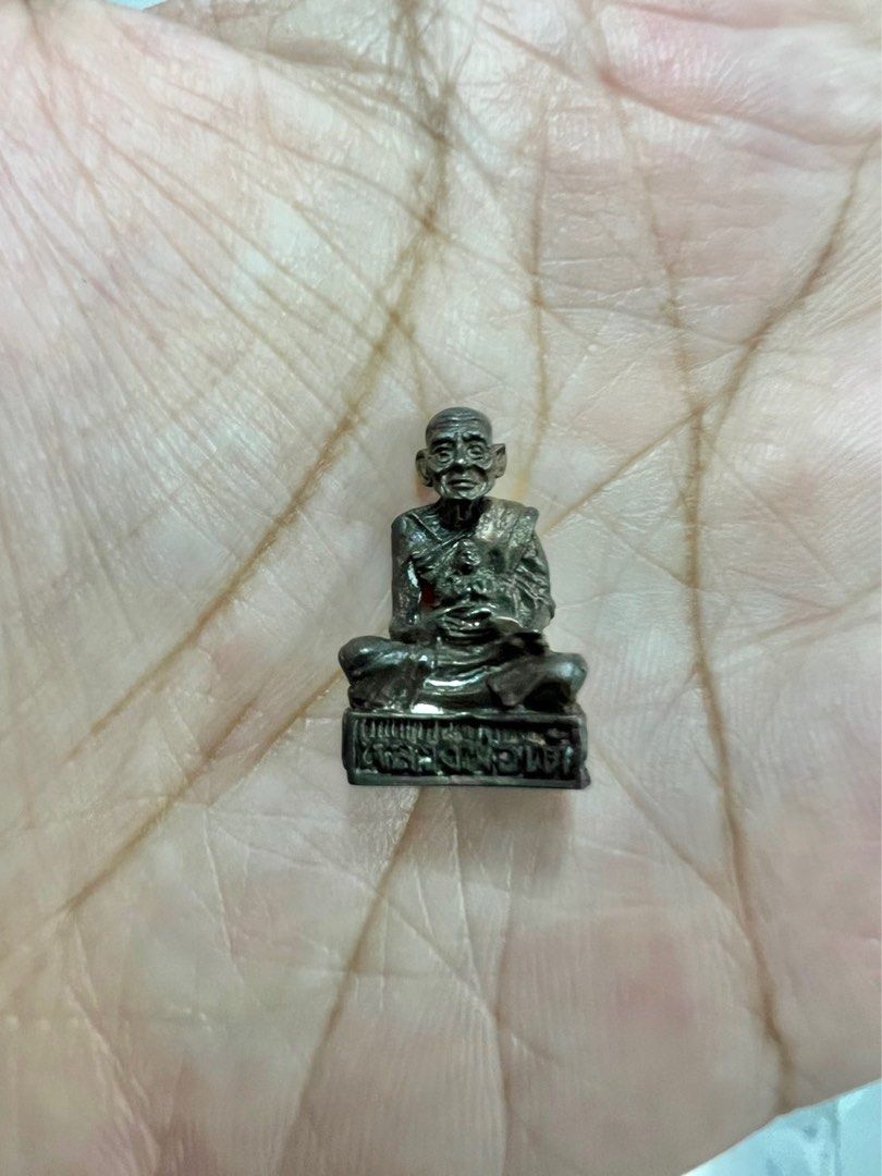 Lp Tae Roop Lor carrying kmt, Hobbies & Toys, Memorabilia ...