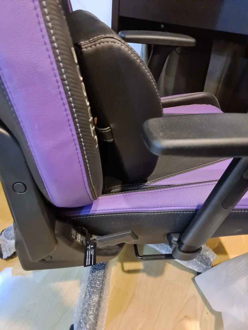 Osim uThrone Gaming & Massage Chair, Furniture & Home Living, Furniture ...