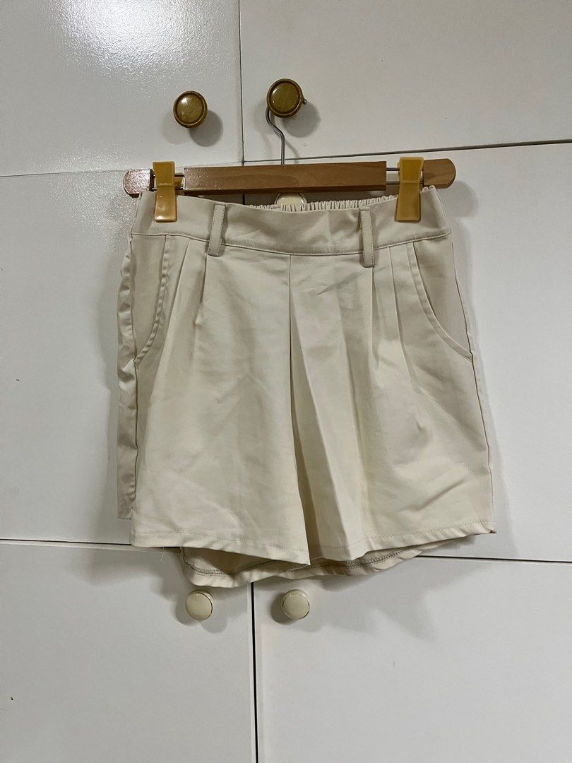 Wide legged short/dupe, Women's Fashion, Bottoms, Shorts on Carousell
