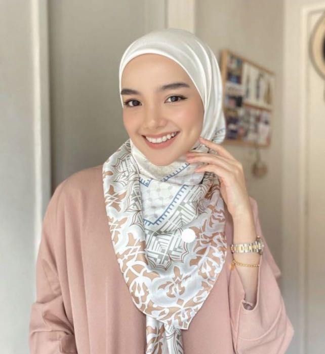 Alhumaira Palestine Square, Women's Fashion, Muslimah Fashion, Hijabs on Carousell
