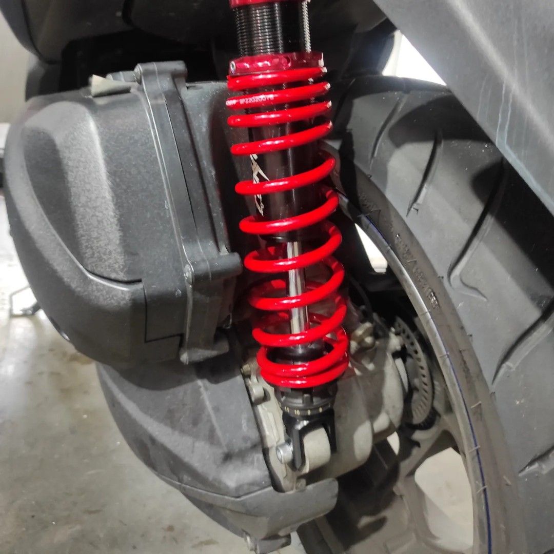 PROFENDER FLASH SERIES STANDARD RED ON XMAX, Motorcycles, Motorcycle ...