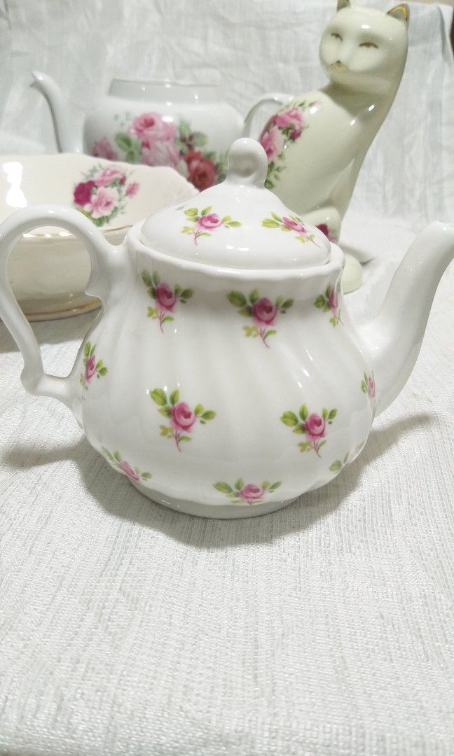 Dainty Vintage Fine bone Teapot, Hobbies & Toys, Memorabilia ...
