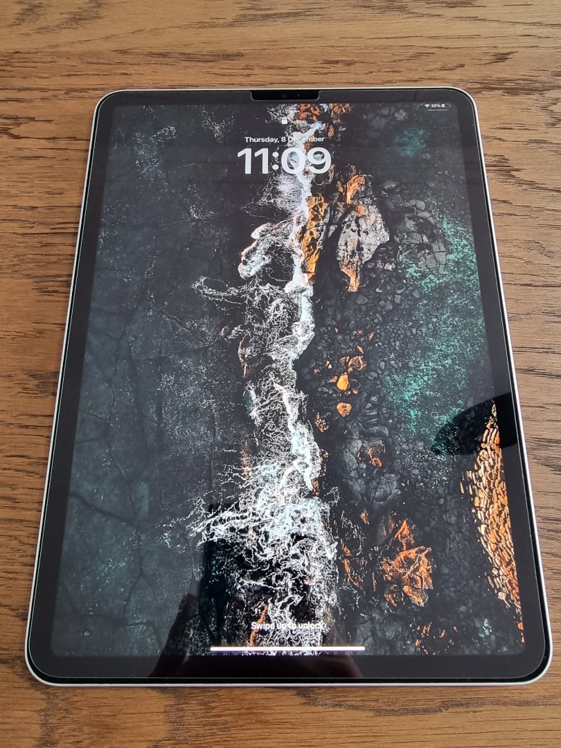 iPad Pro 11 with Smart Keyboard Folio and tempered glass screen ...