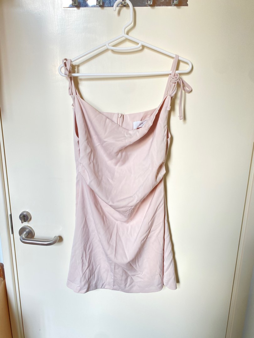 Made in korea silky feel dress, 女裝, 連身裙 & 套裝, 連身裙 - Carousell