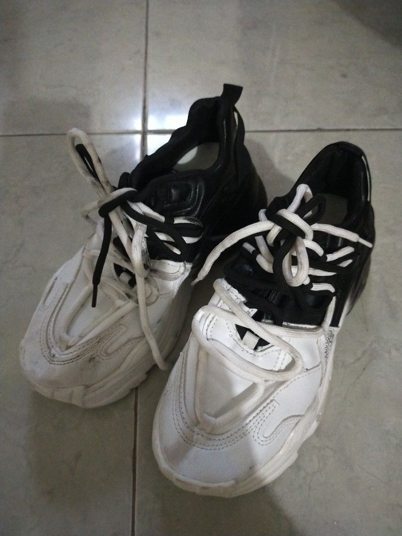 Sepatu black&white korean look, Fesyen Wanita, Sepatu di Carousell