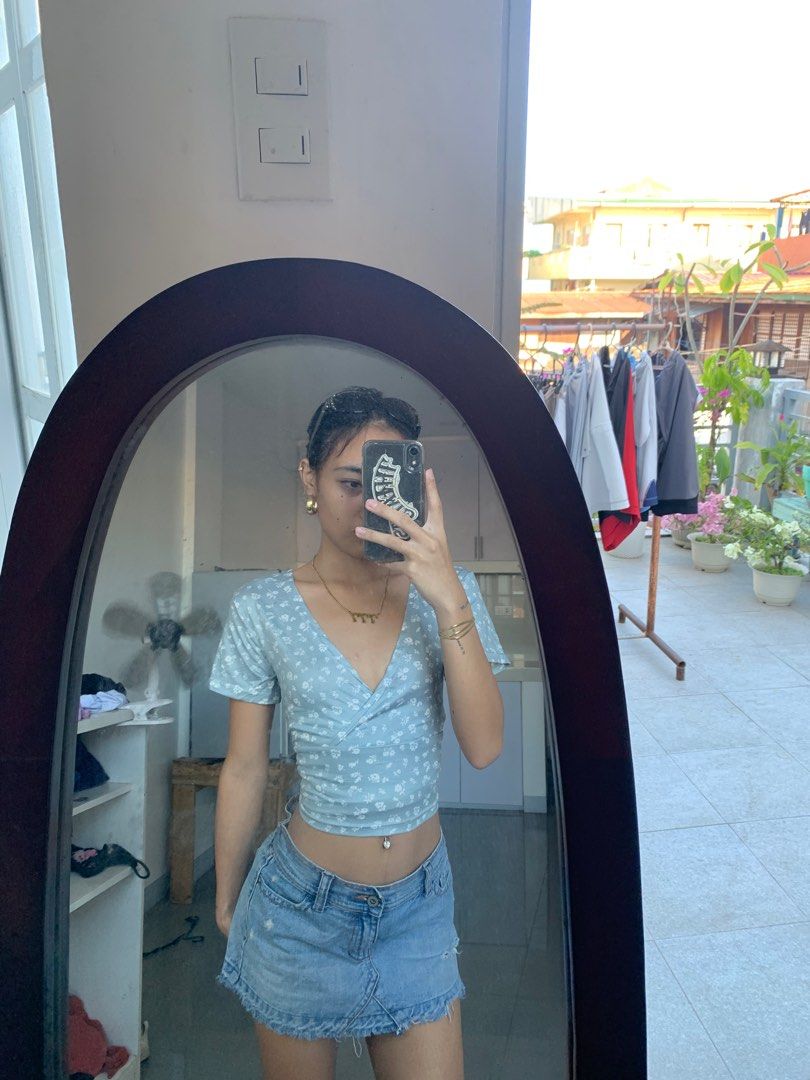 V cut Floral Top, Women's Fashion, Tops, Shirts on Carousell