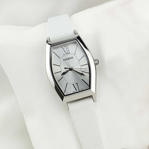 Vintage classic Casio aAnalog Quartz White Leather, Luxury, Watches on ...