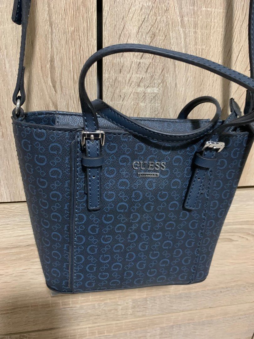 Guess Crossbody Bag, Women's Fashion, Bags & Wallets, Cross-body Bags ...
