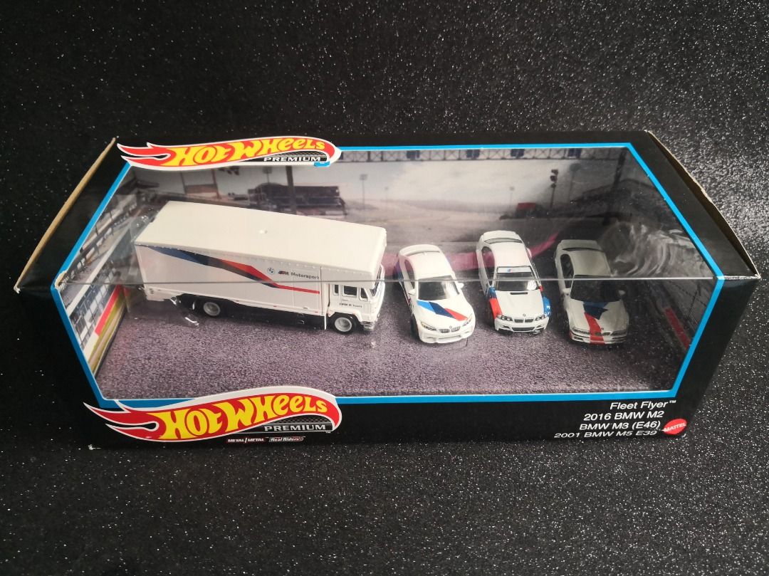 Hot Wheels BMW M Series Premium Collector Garage Boxset Diorama Car ...