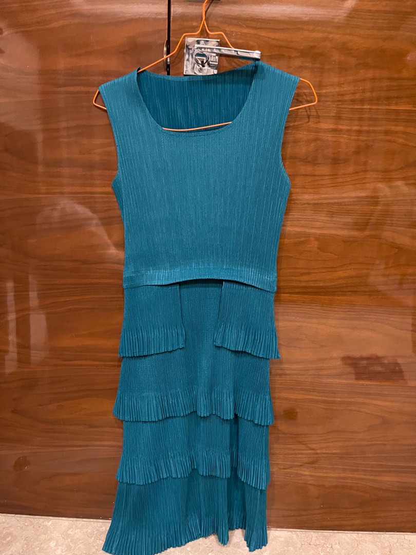 Dress tosca pleats, Fesyen Wanita, Pakaian Wanita, Gaun & Rok di Carousell