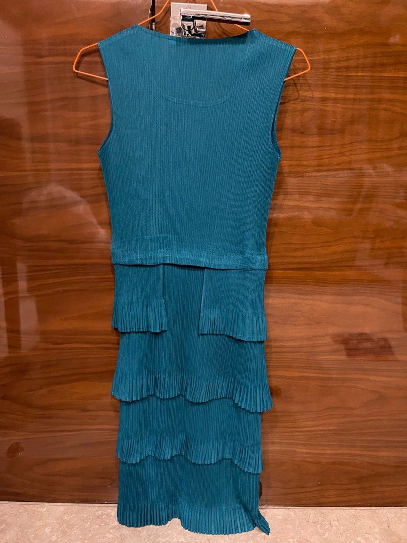 Dress tosca pleats, Fesyen Wanita, Pakaian Wanita, Gaun & Rok di Carousell