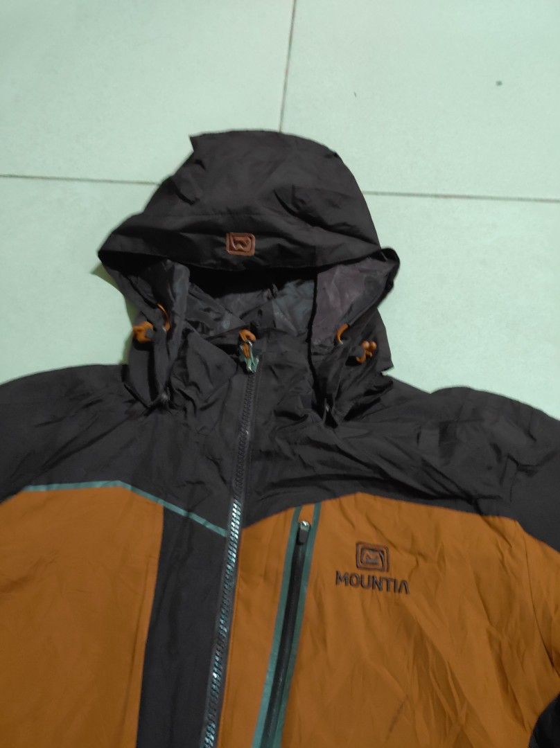 Mountia Windbreaker, Sports Equipment, Hiking & Camping on Carousell