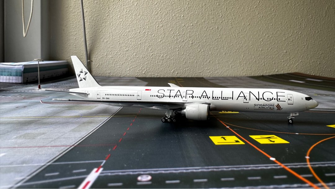 phoenix 1:400 9V-SWI, Hobbies & Toys, Memorabilia & Collectibles ...