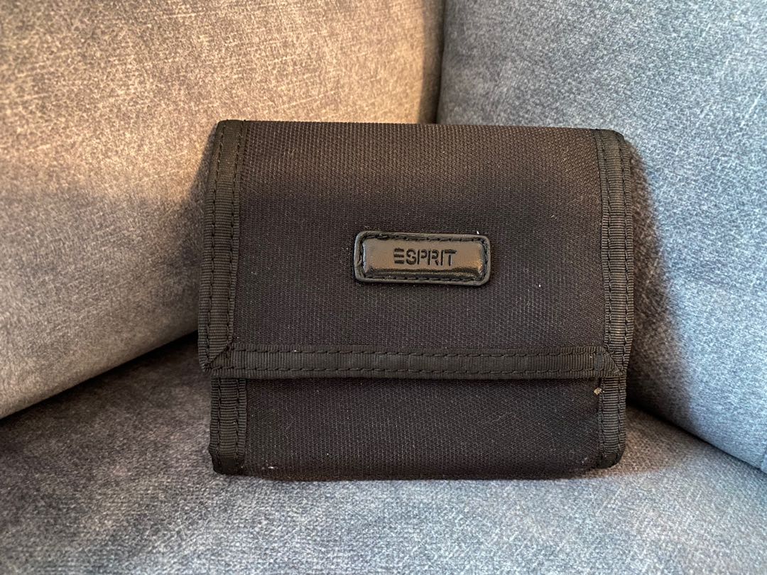 減價 on sales Esprit wallets 絕版銀包 多格 多用途, 名牌, 手袋及銀包 - Carousell