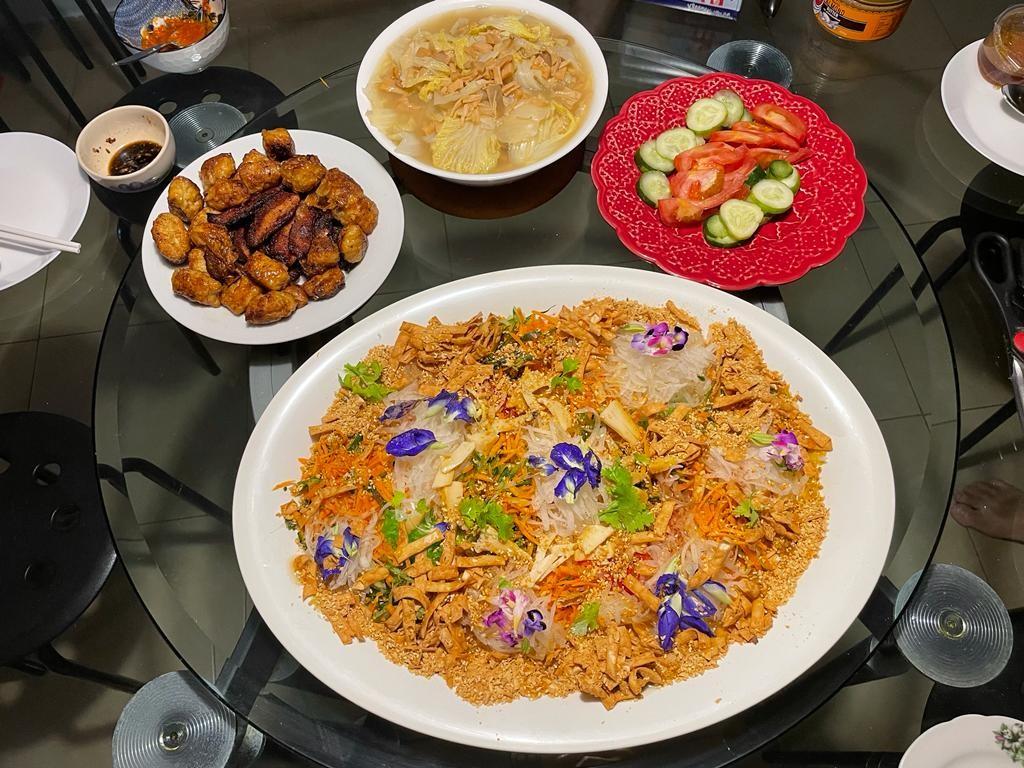 Fresh Edible Flowers for Tossing in Yusheng (Lou Hei)!, Food & Drinks ...