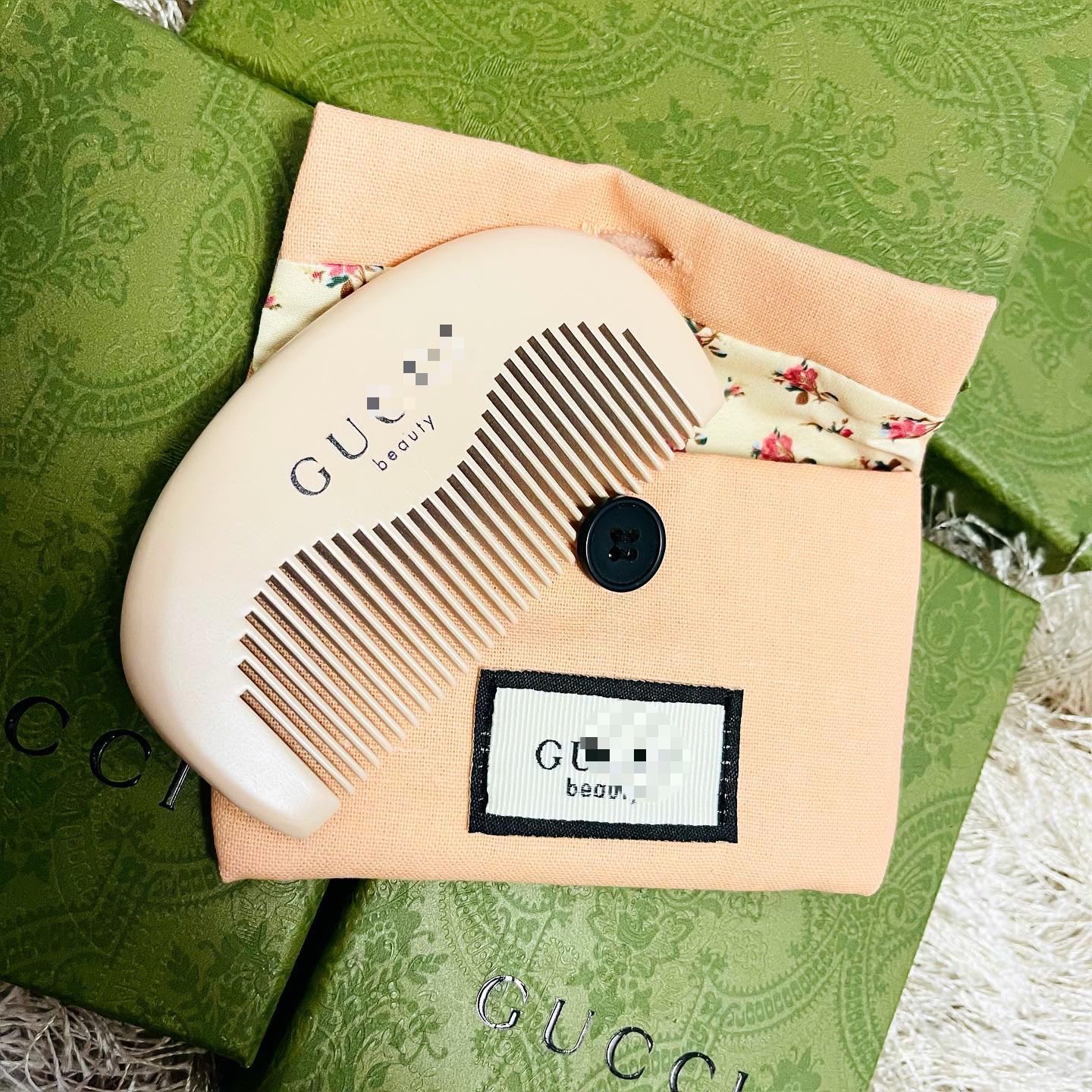 Gucc!Beauty Comb VIP gift with pouch, Everything Else, Others on Carousell
