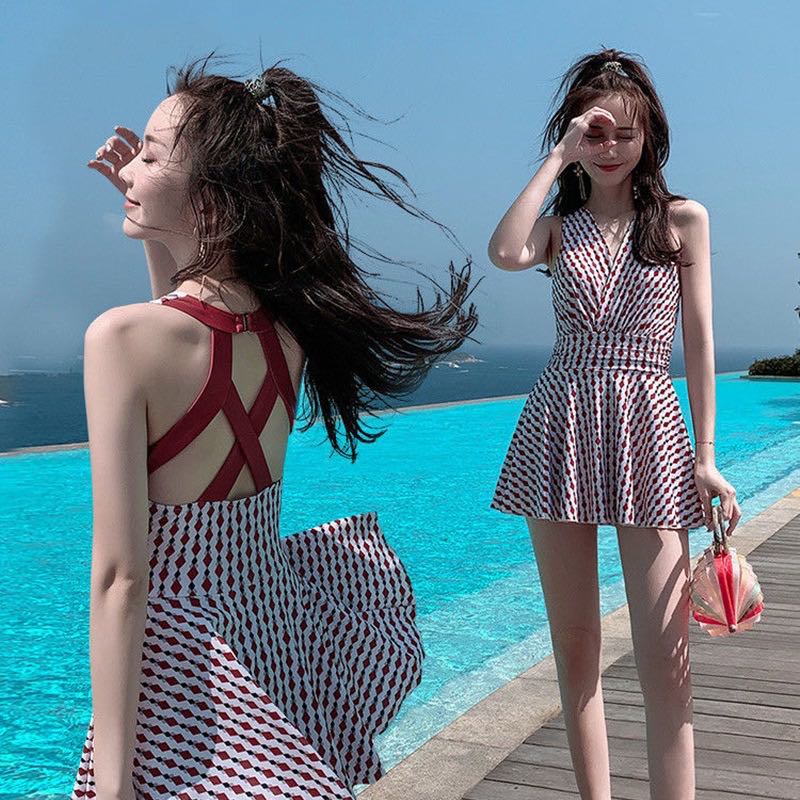 Swimsuit women cover their stomachs and show thin bathing in hot spring ...