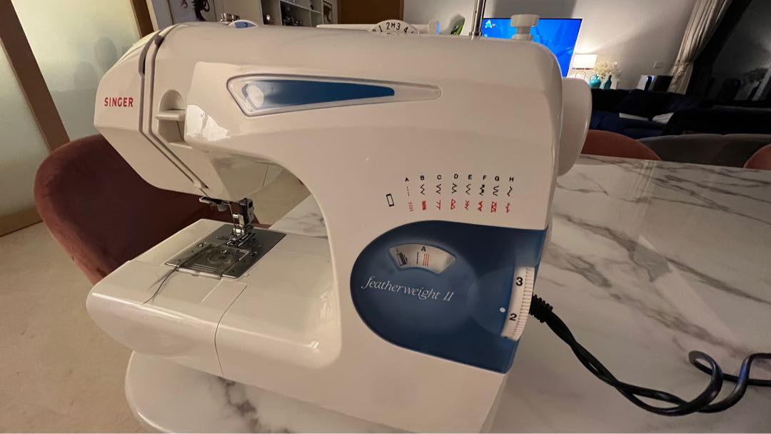 Singer Sewing Machine (Featherweight II 117) and Carry Case, TV & Home ...